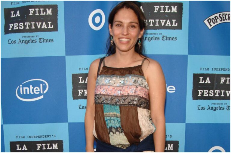 Amy Jo Johnson Net Worth | Biography - Famous People Today