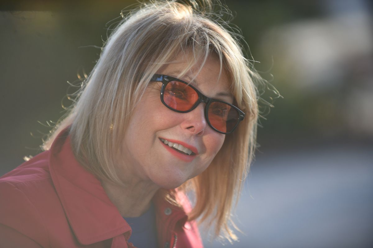 The Reason Why Wendy Rieger Wore Red Glasses Famous People Today