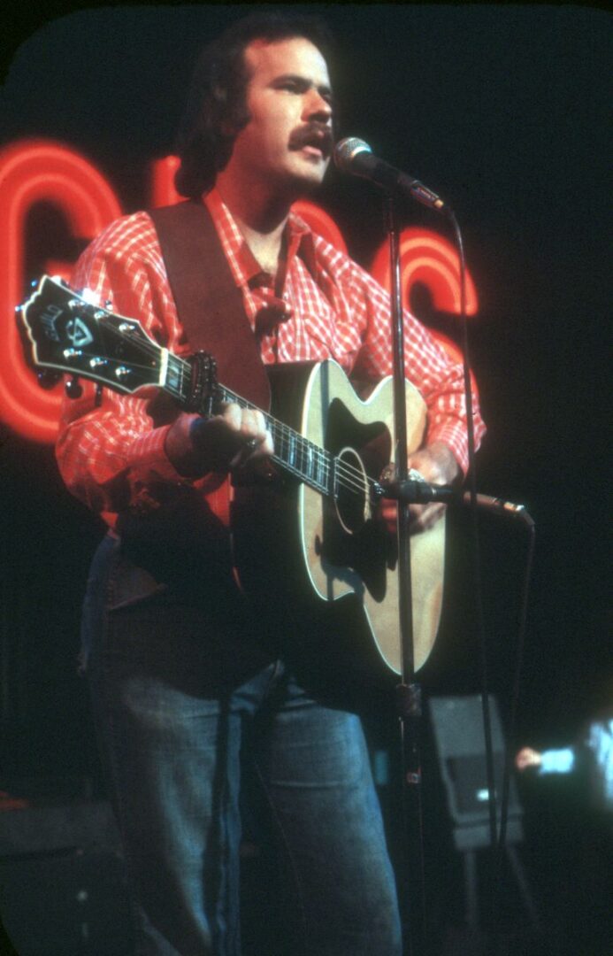 Is Dave Loggins related to Kenny Loggins? - Famous People Today