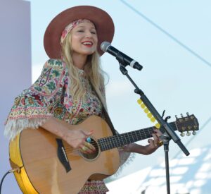 Did Jewel’s Mom Steal From Her? $100 Million? - Famous People Today