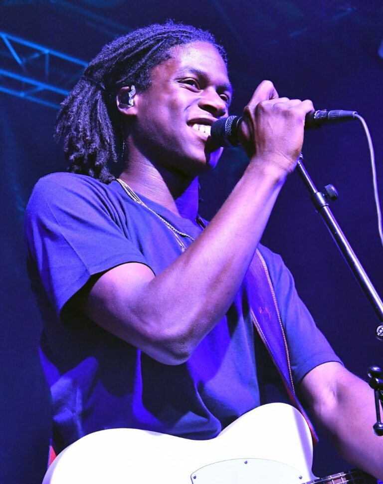Daniel Caesar Net Worth (Update) - Famous People Today