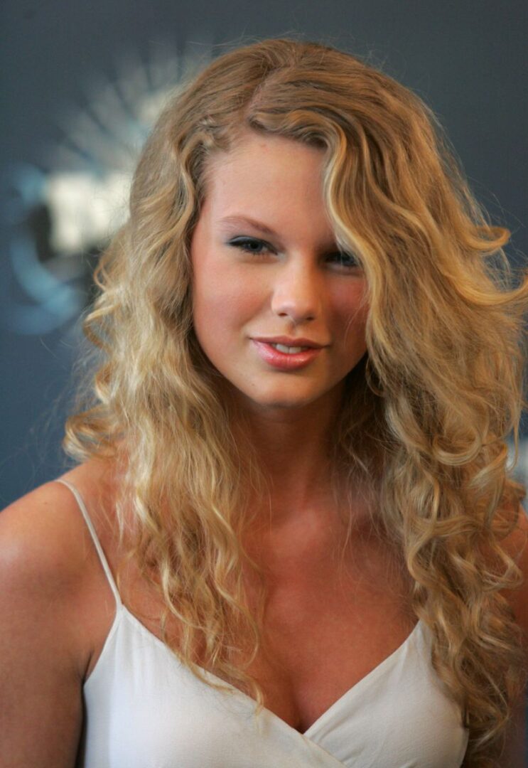 Taylor Swift's Hair Evolution In 20 Looks - Famous People Today