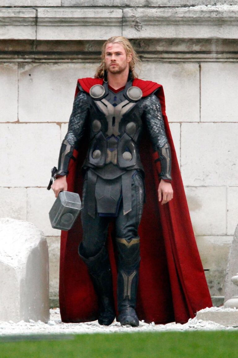 Chris Hemsworth Net Worth & Wife - Famous People Today