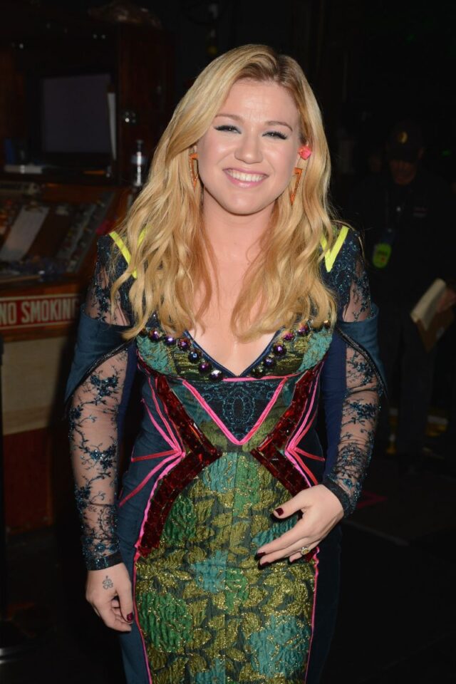 Kelly Clarkson Net Worth & Ex-Husband - Famous People Today