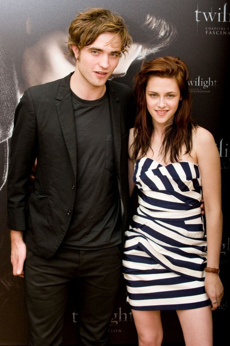 Robert Pattinson Net Worth & Wife? - Famous People Today