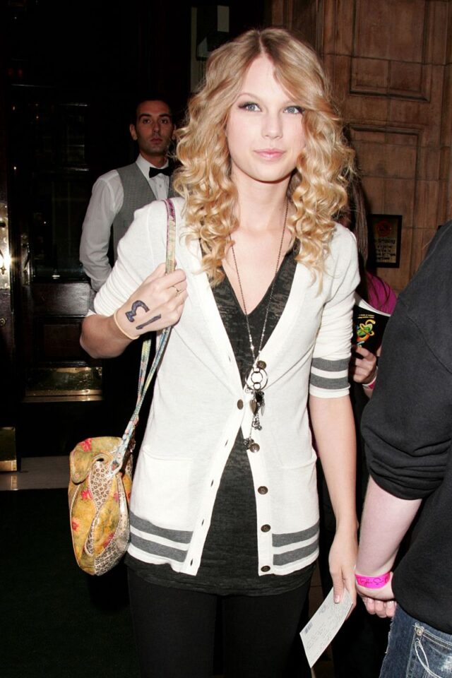 Taylor Swift's Hair Evolution In 20 Looks - Famous People Today