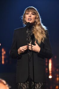 Taylor Swift's Hair Evolution In 20 Looks - Famous People Today